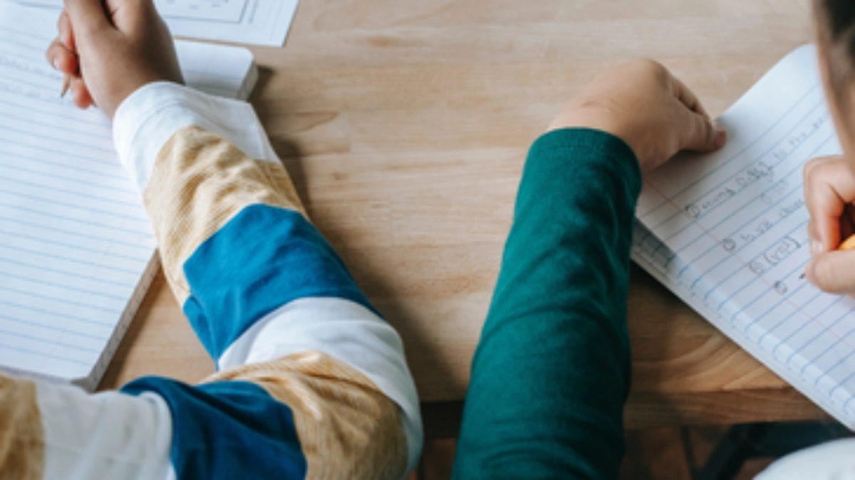 Wat is stotteren en hoe kan je als ouder helpen? - Helan
