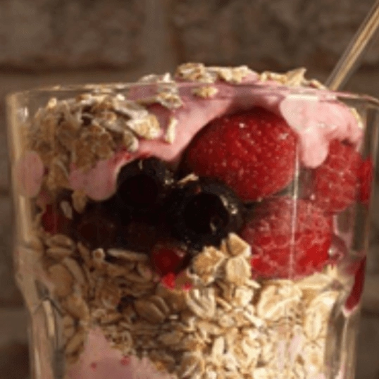 Potjes met muesli en rode vruchten